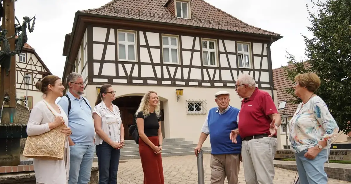 Ganz Kieselbronn ist eine Bühne: Vertreter des Pforzheimer ...
