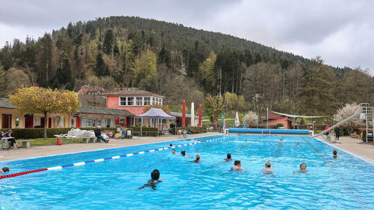 Viele Badegäste in Calmbach - und etwas dicke Luft - Region ...