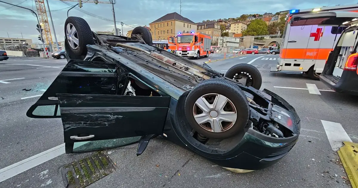 Auto überschlägt sich in Stuttgarter Zentrum - Baden-Württemberg ...