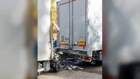 Hubschrauber im Einsatz: Lkw-Auffahrunfall auf der A8 - Bildergalerie - Pforzheimer-Zeitung