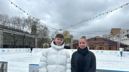 Sicher auf Kufen: Eislauftrainer unterstützen Anfänger in der ...