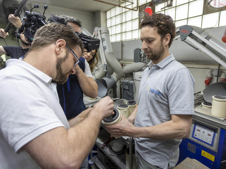 ZDF-Filmteam in Pforzheim: Schmuckhersteller setzen auf faires Gold ...