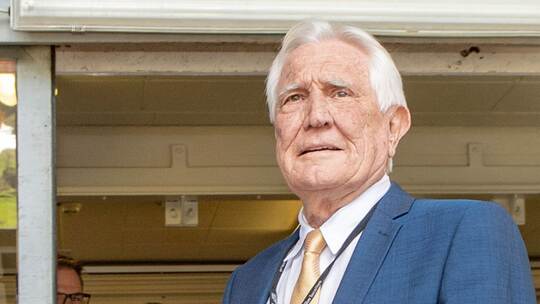 Ex-James-Bond George Lazenby erholt sich nach Sturz - Show-Biz ...