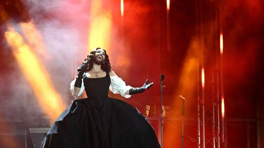 Jodler, Nackte und Conchita eröffnen Kulturhauptstadt-Jahr - Show-Biz ...