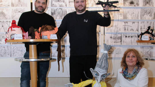 Kinder, Marionetten und Puppenspieler bringen "König Kalle Wirsch" auf ...