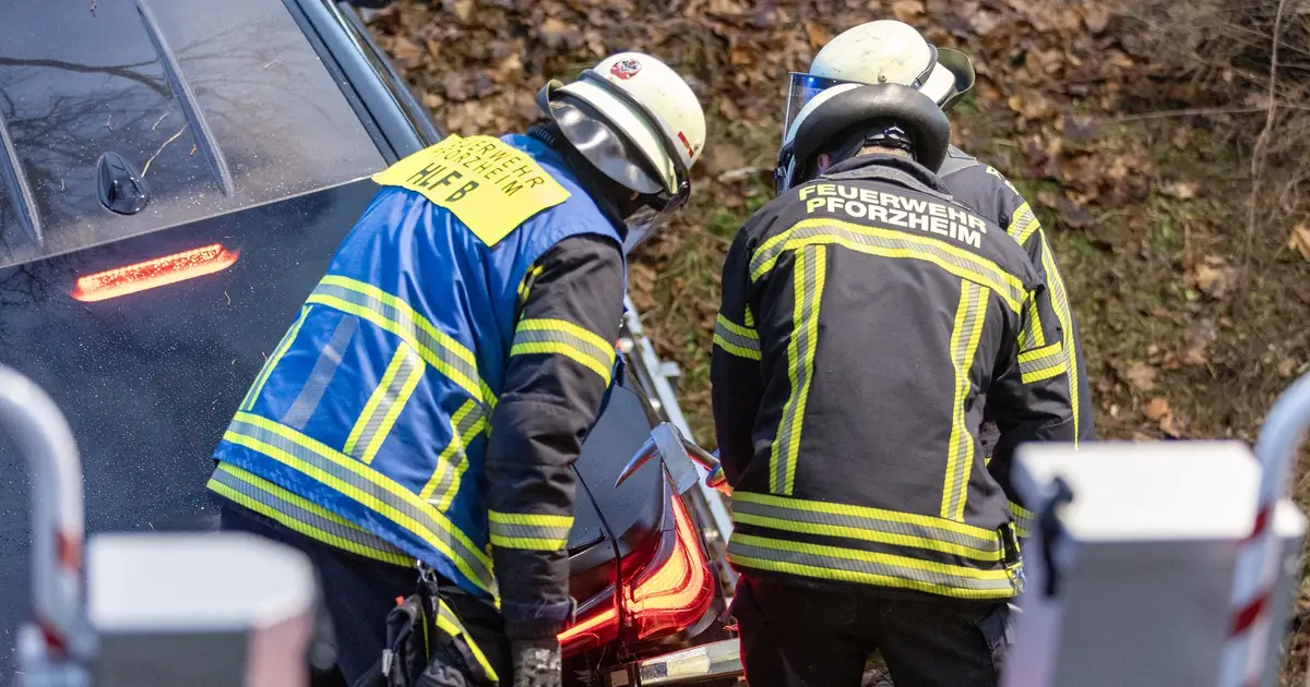 Schwerer Unfall in Pforzheim: Zwei Autos zertrümmert - Bildergalerie ...