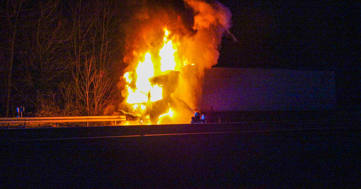LKW brennt auf der A8 bei Pforzheim - Bildergalerie - Pforzheimer-Zeitung