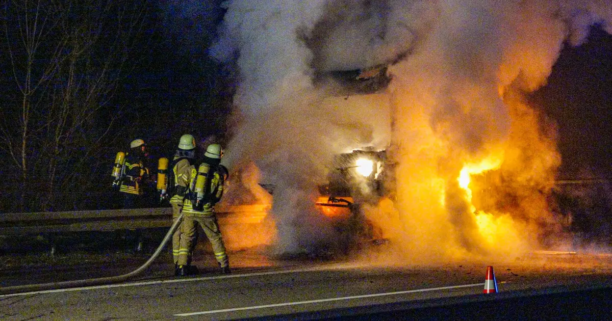 140.000 Euro Schaden: Lkw brennt auf der A8 bei Pforzheim aus - Pforzheim - Pforzheimer-Zeitung
