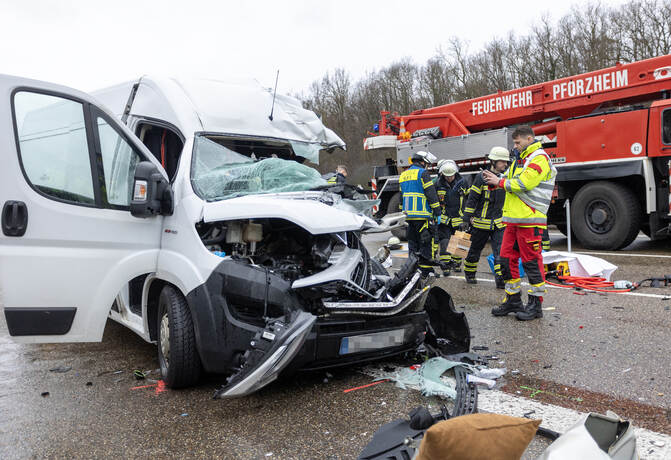 Tragischer Tod am Stauende: Kleintransporter-Fahrer stirbt auf A8 bei Pforzheim - Bildergalerie ...