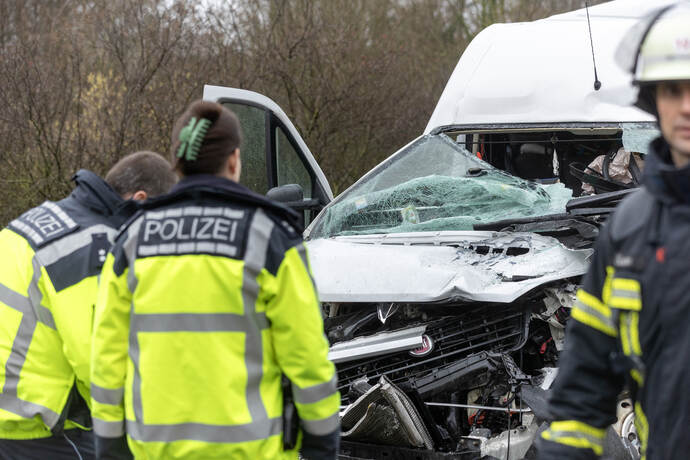 Tragischer Tod am Stauende: Kleintransporter-Fahrer stirbt auf A8 bei Pforzheim - Bildergalerie ...