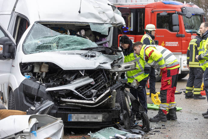 Tragischer Tod am Stauende: Kleintransporter-Fahrer stirbt auf A8 bei Pforzheim - Bildergalerie ...