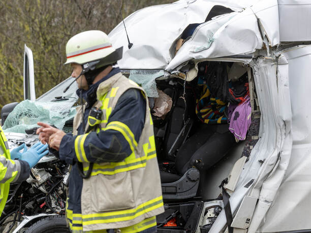 Tragischer Tod am Stauende: Kleintransporter-Fahrer stirbt auf A8 bei Pforzheim - Bildergalerie ...