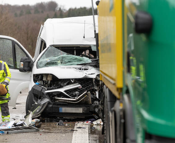 Tragischer Tod am Stauende: Kleintransporter-Fahrer stirbt auf A8 bei Pforzheim - Bildergalerie ...