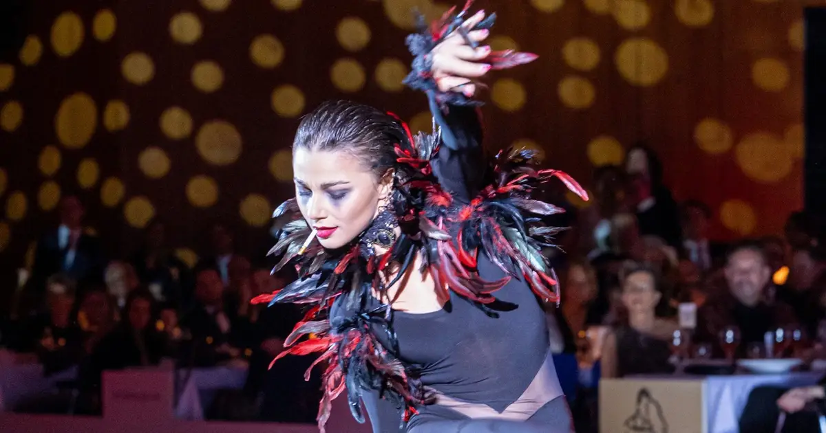 Pforzheimer Tänzerin bringt bei "Let's Dance" einem Promi das Tanzen ...