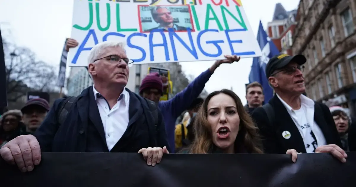 Drohende Auslieferung: Assange muss auf Entscheidung warten - Politik ...