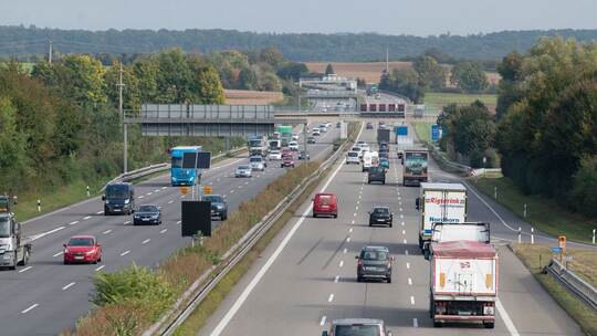 Wollte Mann Frau auf A81 aus Auto stoßen? - Baden-Württemberg ...