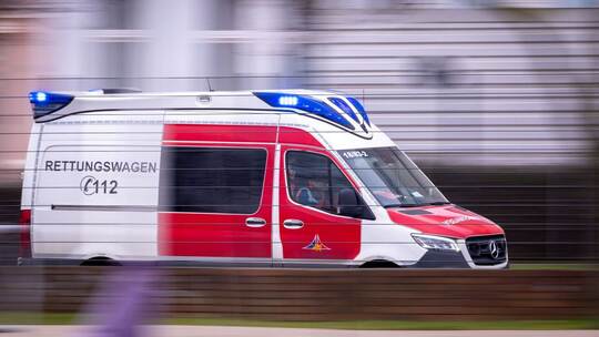 Rettungswagen kippt bei Unfall um: Mindestens zwei Verletzte - Baden-Württemberg - Pforzheimer ...