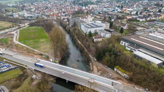 Darum ist der Asphalt auf der neuen B 10-Brücke so wellig - Region - Pforzheimer-Zeitung