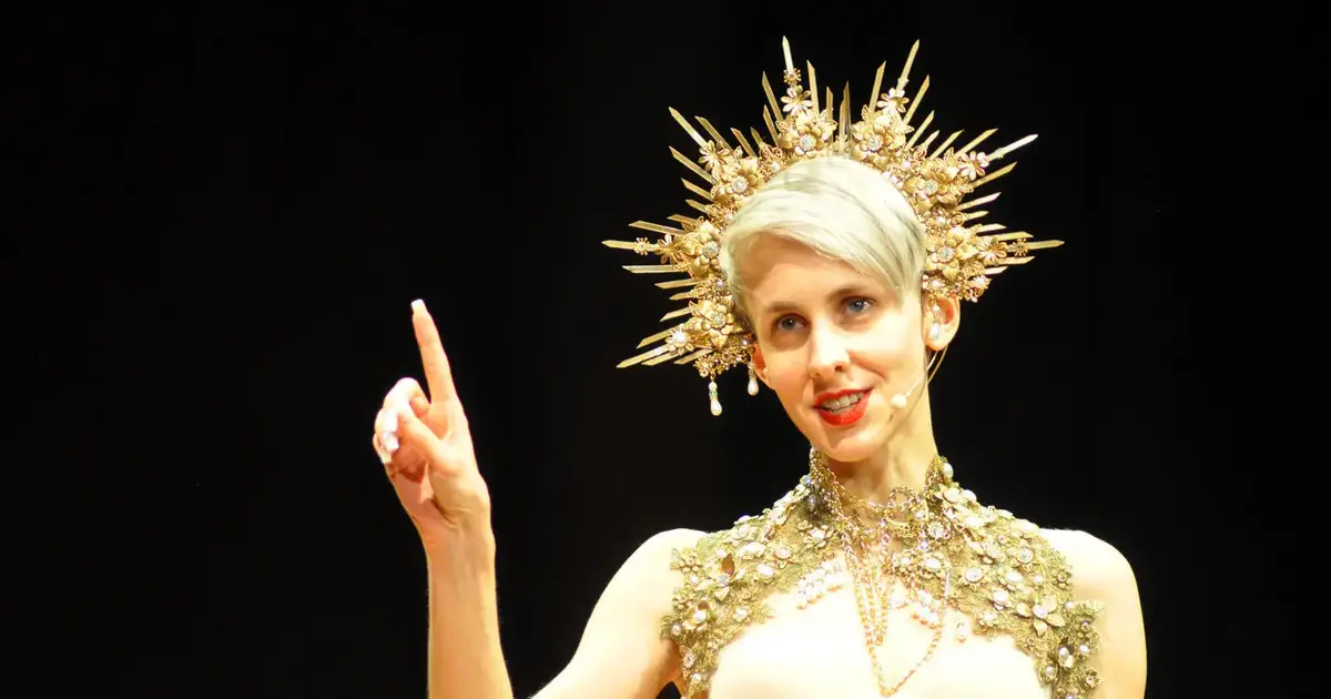 Provokation ist ihr Metier: Lisa Eckhart gastiert als „Kaiserin Stasi die Erste“ im ...