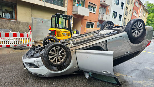 Unfall auf Lindenstraße: Auto überschlägt sich, auch Streifenwagen in ...