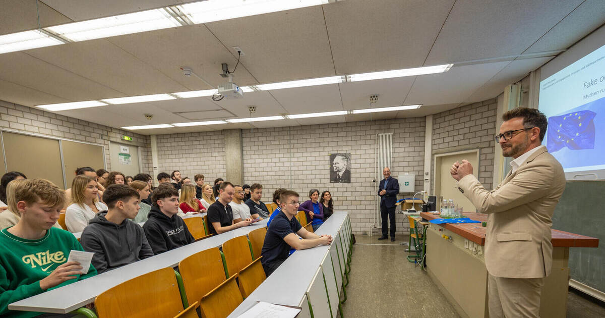 Zu Besuch an Fritz-Erler-Schule: OB Peter Boch macht Hoffnung für ...