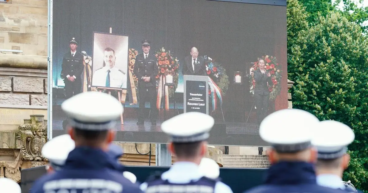 Tausende verabschieden getöteten Beamten - Baden-Württemberg ...