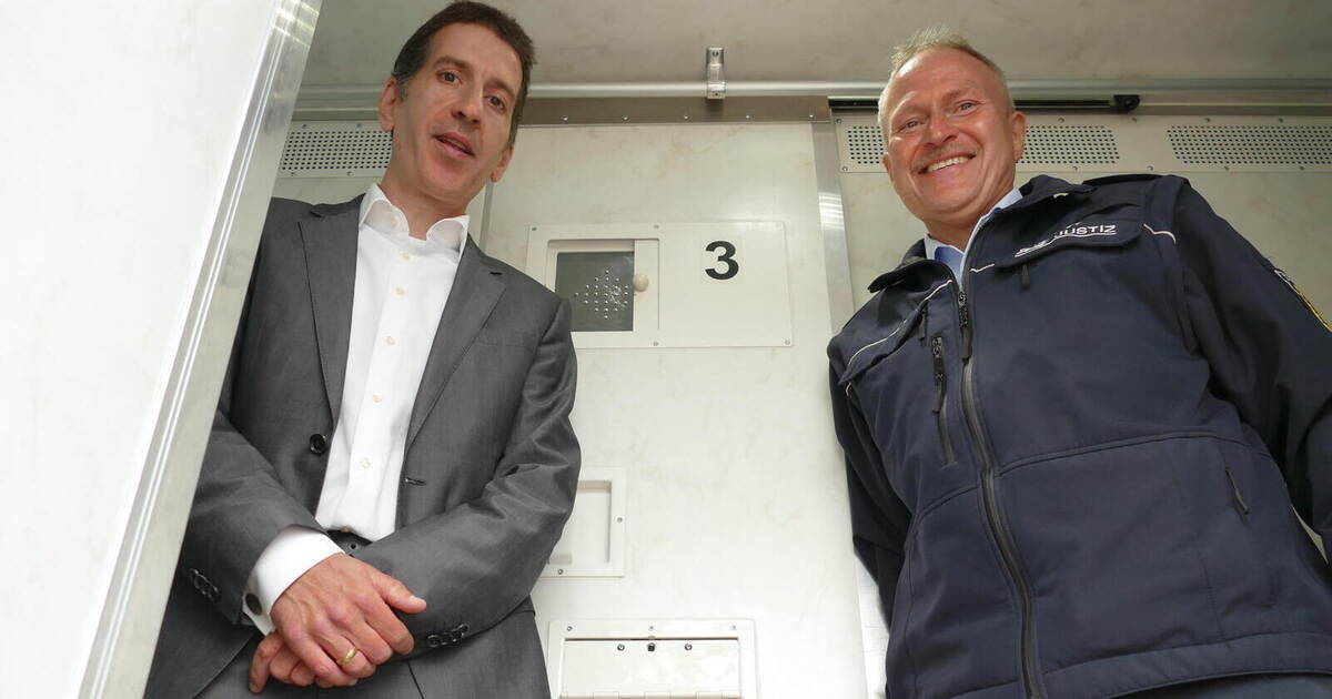 Mit Gefangenen seit 50 Jahren auf Tour: Transportzentrale in Heimsheim ...