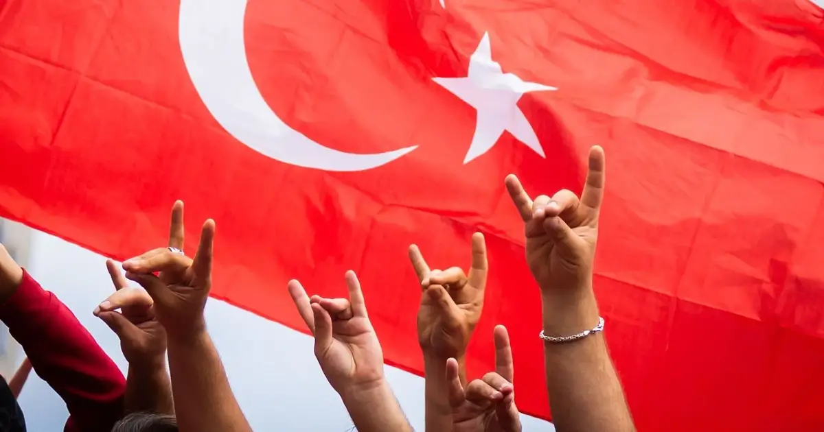 Tausende Türkei-Fans zeigen Wolfsgruß während der Hymne - Sport ...