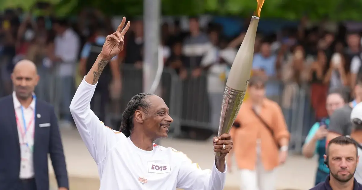 Applaus und kleiner Tanz: Snoop Dogg trägt olympische Flamme - Sport ...