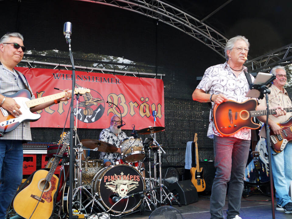 Bierspezialitäten und Musik in geselliger Runde beim Hoffest des ...