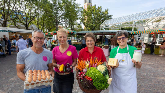 Auf sie können Freunde regionaler Kost zählen: Pforzheims Bauernmarkt ...
