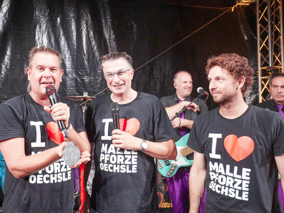 Der ganze Marktplatz im Inselfieber: Malle-Legende Peter Wackel singt ...