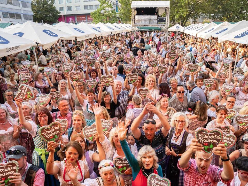 Tausende Oechsle Fest-Fans feiern beim Dirndl-Abend in Pforzheim ...