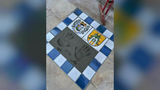 Bürgermeister-Handabdrücke vor Rathaus enthüllt: Besondere Bodenplatte ...