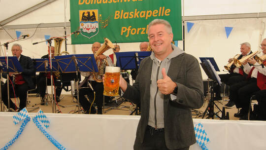 Zünftige Sause beim zweiten Oktoberfest im Möbelzentrum Pforzheim ...