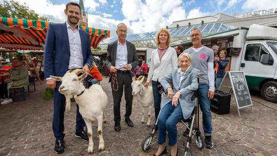 Ein tierisch beliebtes Kleinod: 30 Jahre Bauernmarkt in Pforzheim ...
