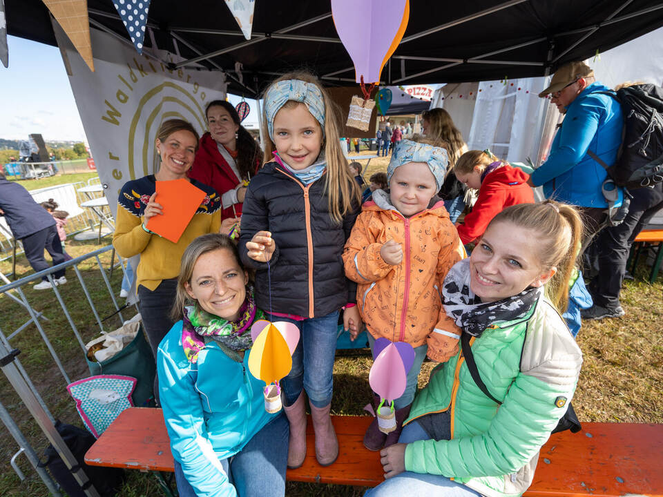 German-Cup-Pins bringen bringen Glück: Selbstgebastelte Ballons und ...