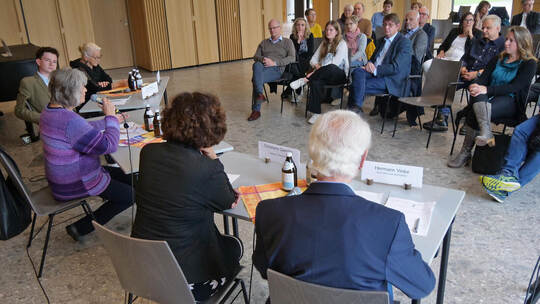 Demokratie unter der Lupe: Im Haus der Evangelischen Kirche wird rege ...