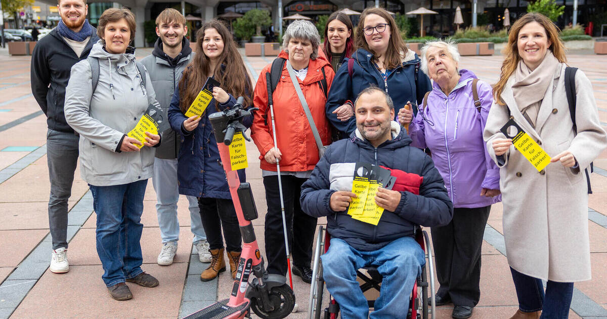 E-Scootern wird die gelbe Karte gezeigt: Aktion in Pforzheim macht auf Hindernisse in der Stadt ...