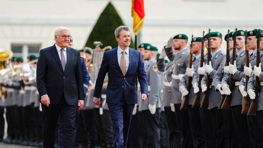 Dänisches Königspaar mit militärischen Ehren begrüßt - Show-Biz ...