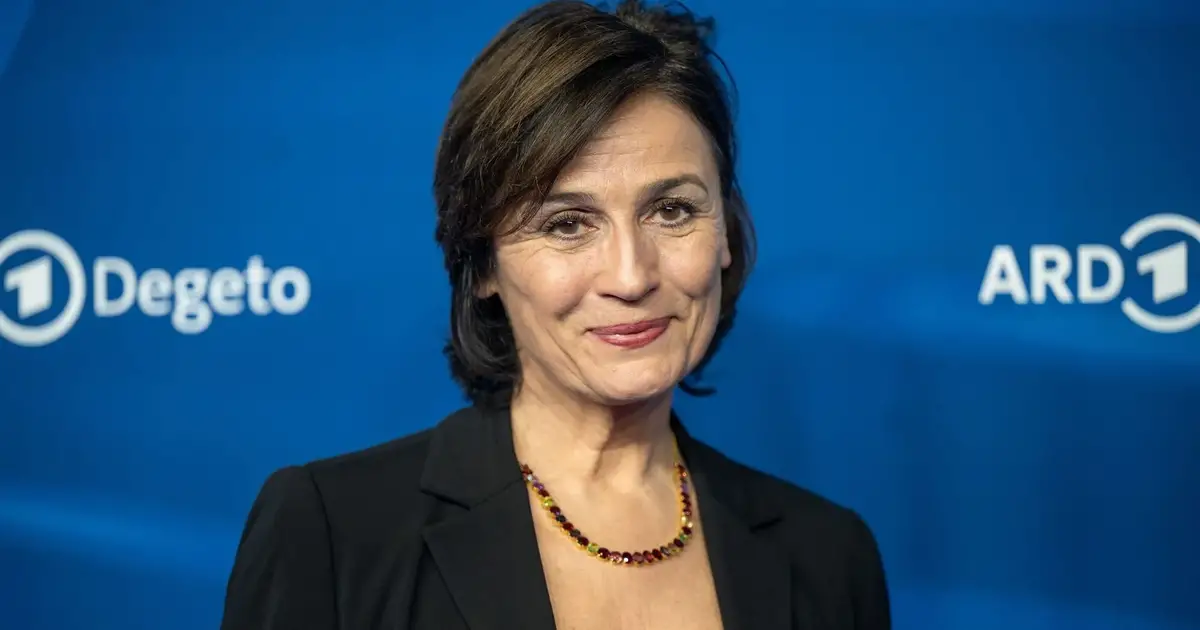 Maischberger bewahrt Kippenstummel von Helmut Schmidt auf - Show-Biz ...