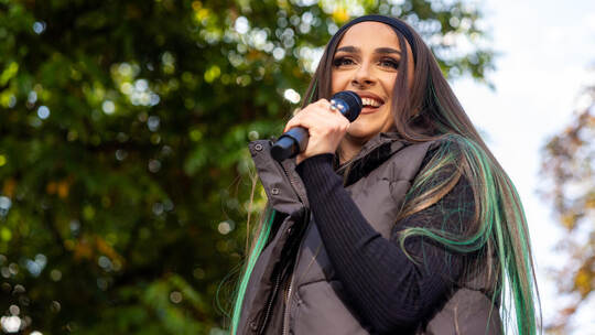 Einweihung des Schulhofs in Eutingen: Mannheimer Sängerin Florentina ...