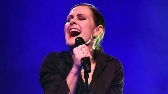 Sängerin Alison Moyet amüsiert: «Oma geht auf Tour» - Show-Biz ...