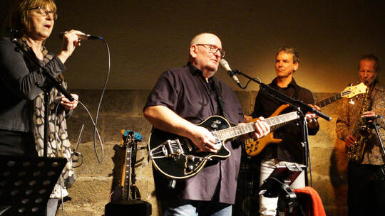Knisternde Atmosphäre zum Jubiläum: Harry Klenk, Heidi Roth und Band ...