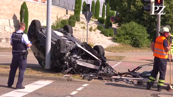 Toyota überschlagen: Zwei Verletzte nach Unfall in Pforzheim - Video ...